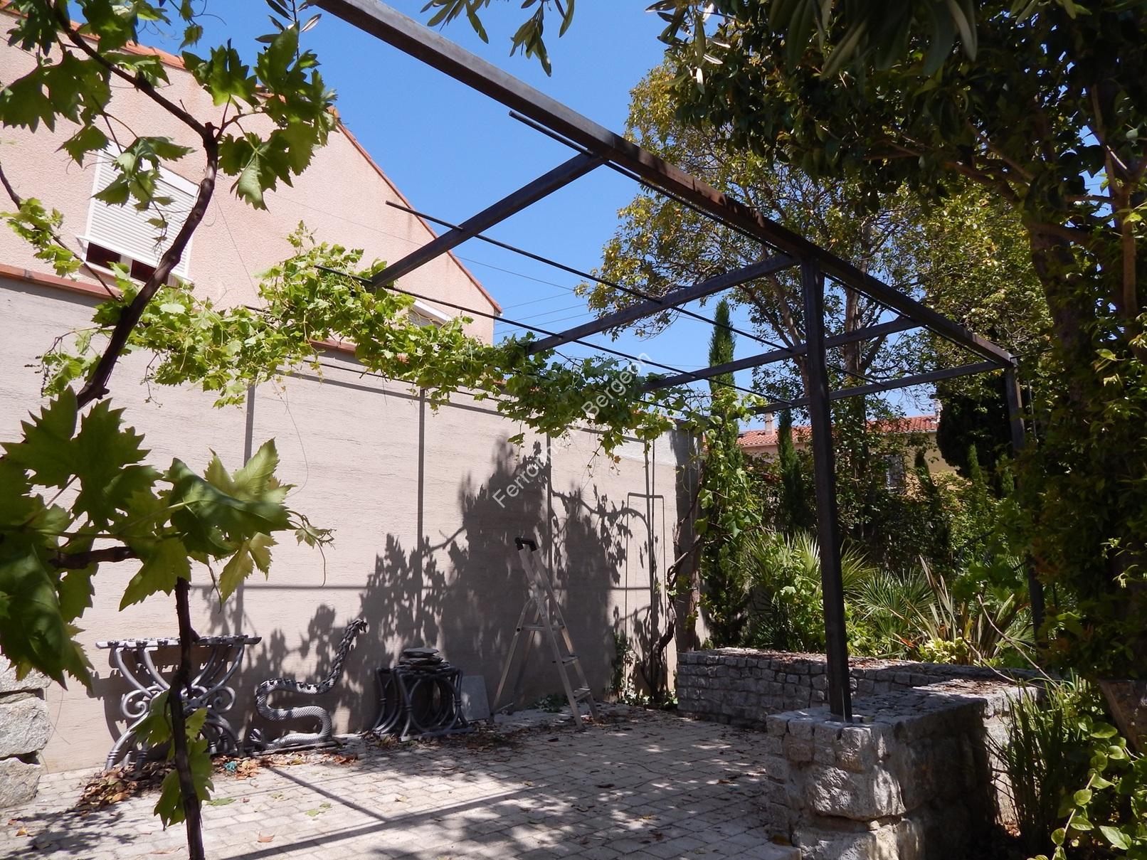 Pergola et abris en fer sur-mesure à Saint-Cyprien (66) - Ferronnerie ...